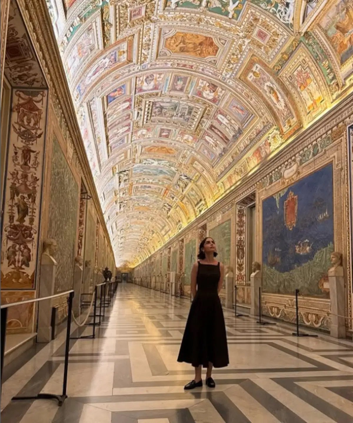 O elenco de Emily in Paris desfrutou de uma visita privada aos Museus ...